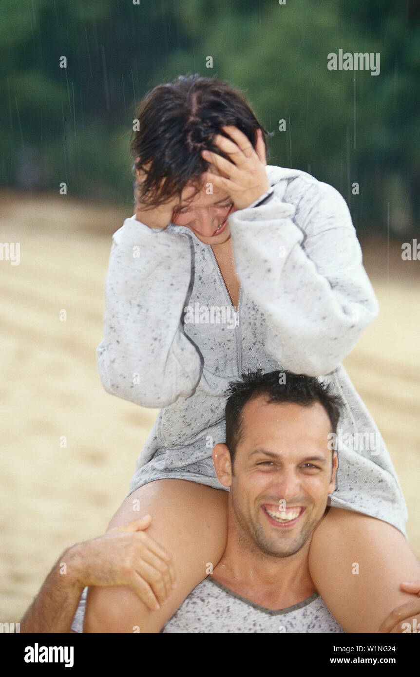 Paar am Strand, People Stock Photo - Alamy