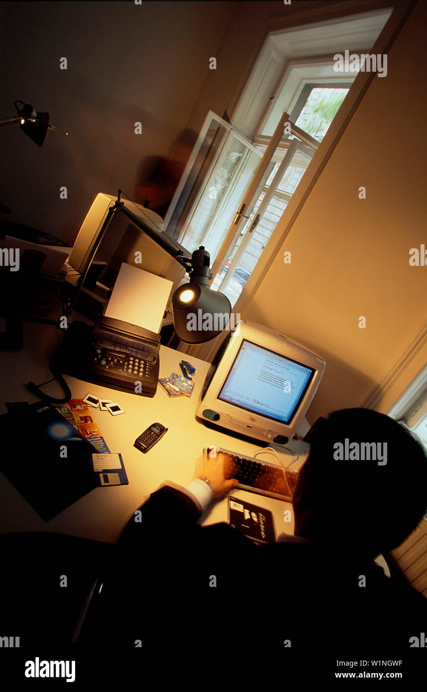 Mann am computer hi-res stock photography and images - Alamy