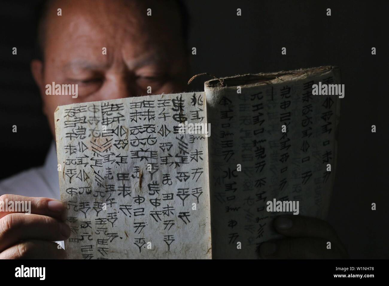 (190703) -- SANDU, July 3, 2019 (Xinhua) -- Cultural researcher Wei ...