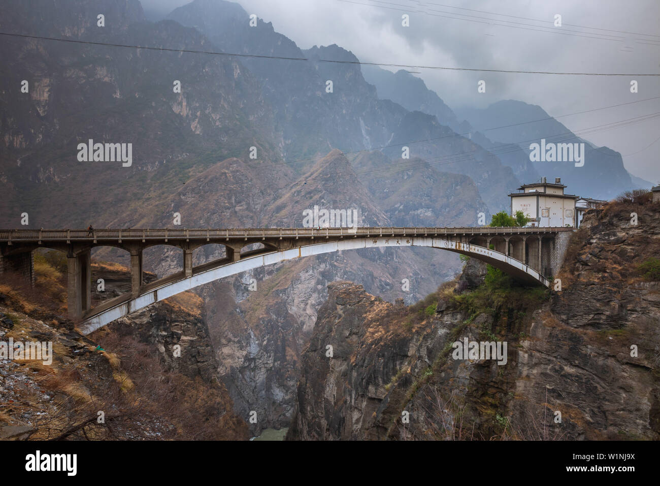 Arch span bridge along Tiger Leaping Gorge, the finest hike in Yunnan ...