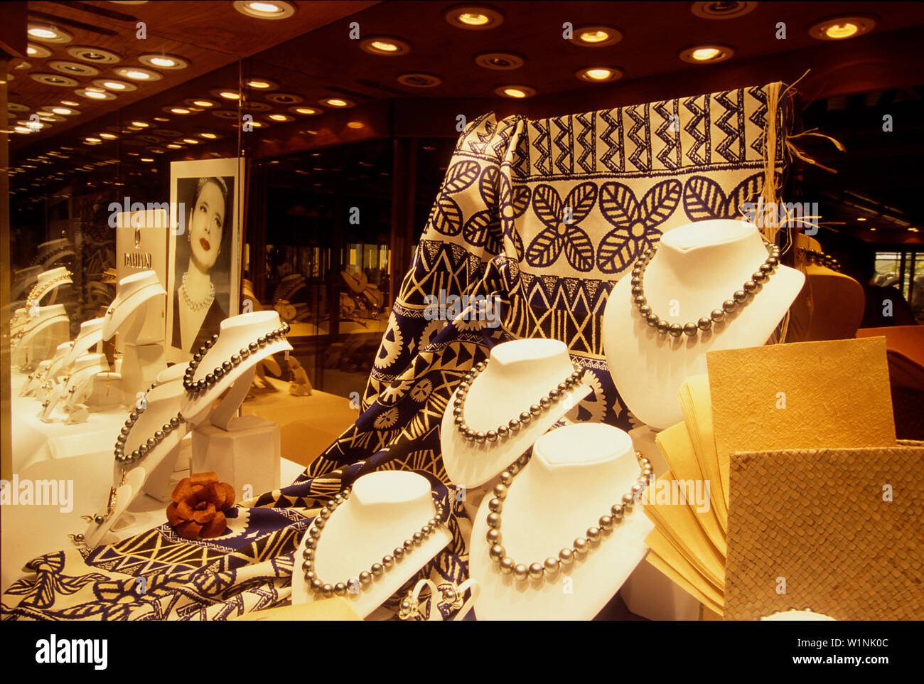 Shopping, Maison Sibani Pearl Shop, Vaitape, Bora Bora Franzoesisch-Polynesien Stock Photo - Alamy