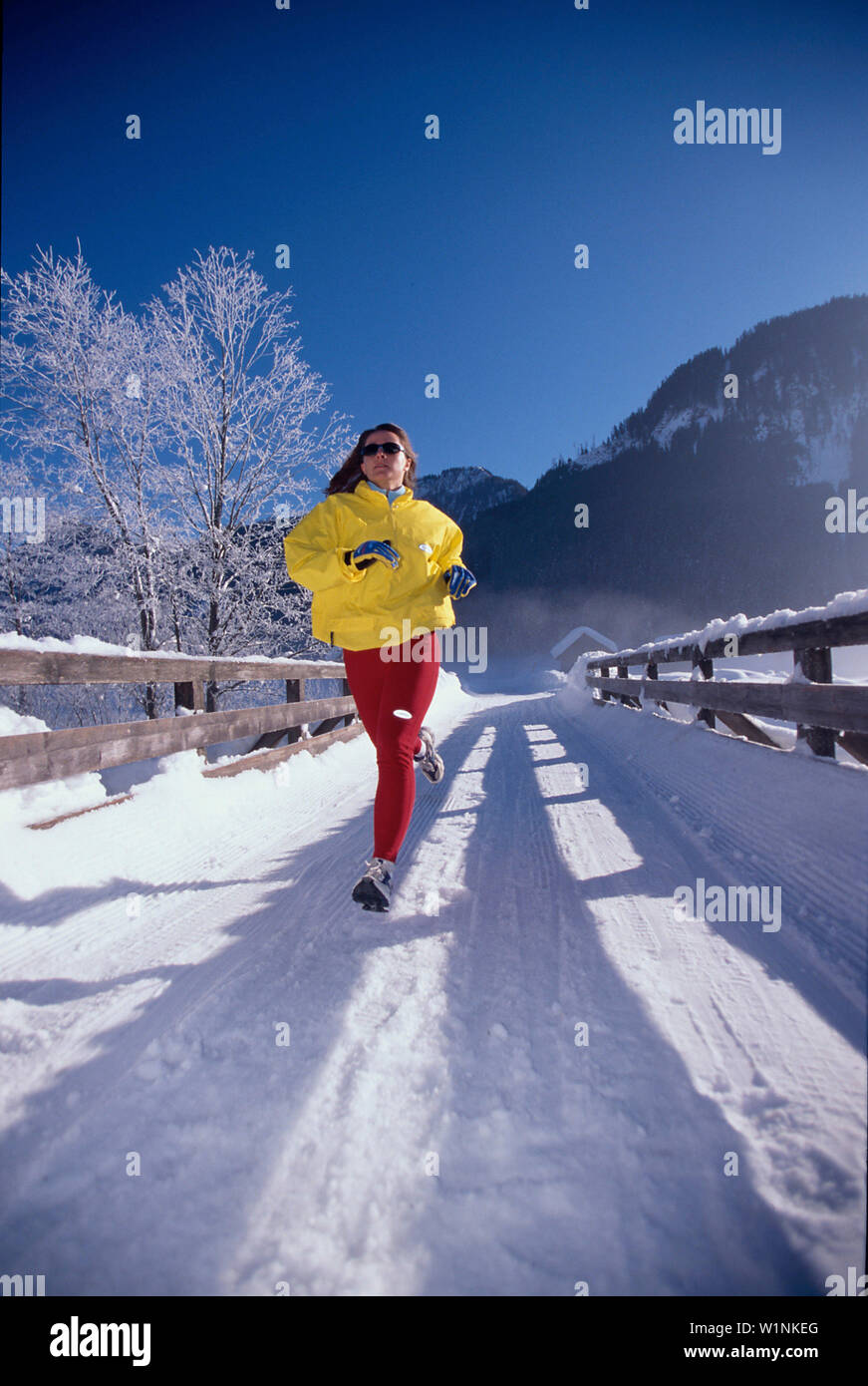 Jogging im Winter, Frau, Sports Fully released Stock Photo - Alamy