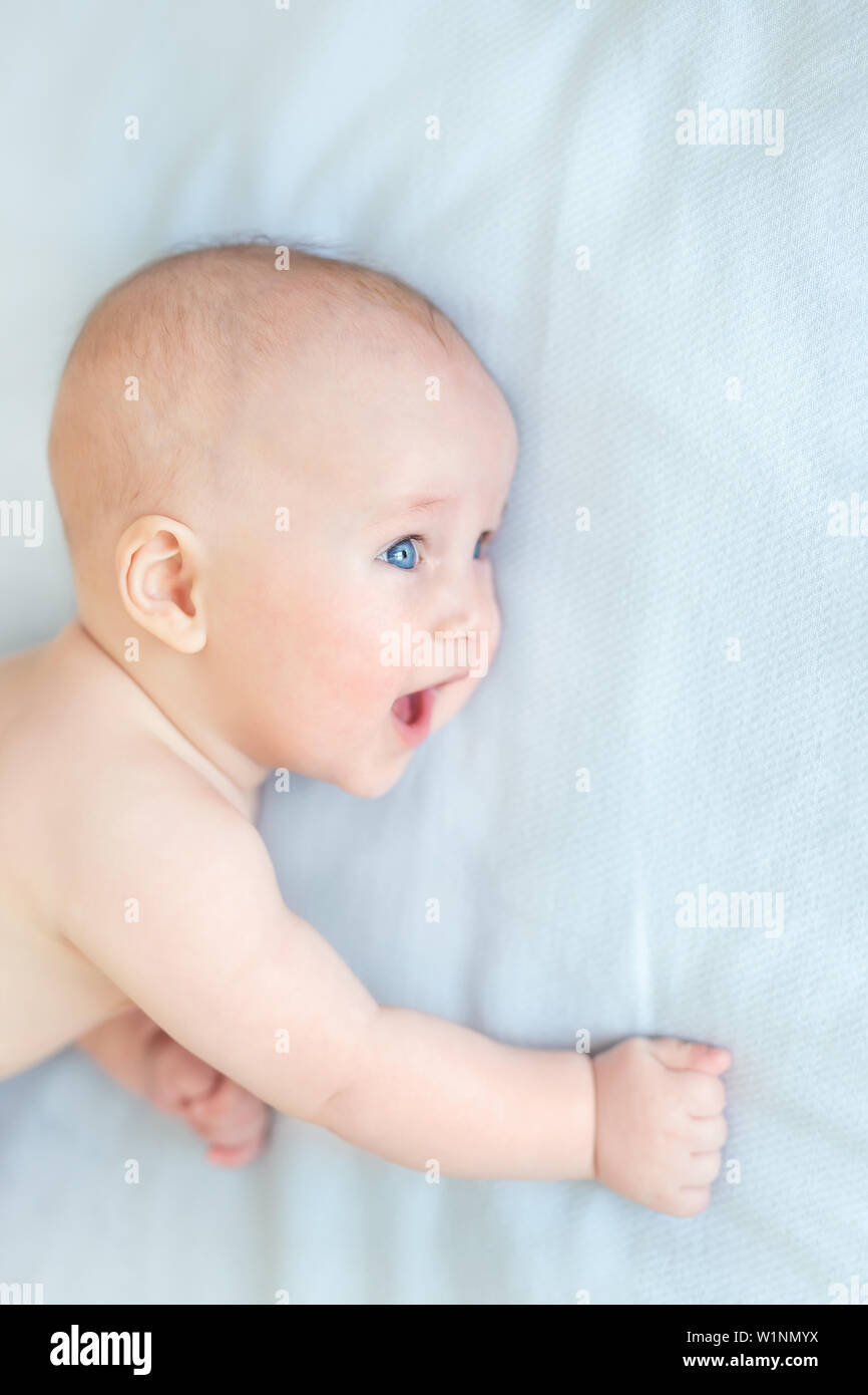 Kid opened eyes bed hi-res stock photography and images - Alamy