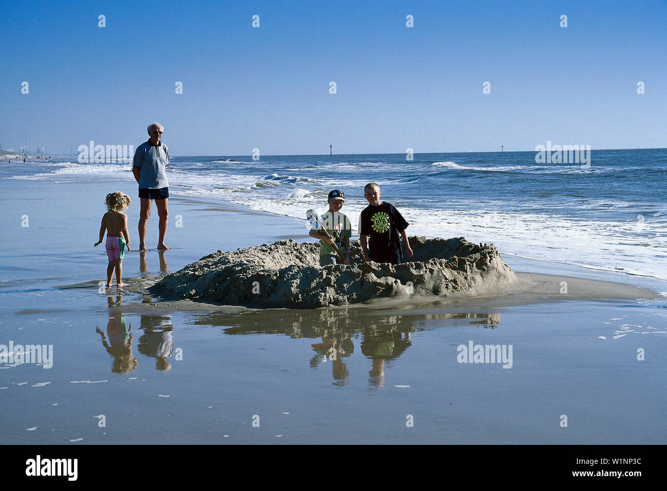 Kids playing on the beach hi-res stock photography and images - Alamy