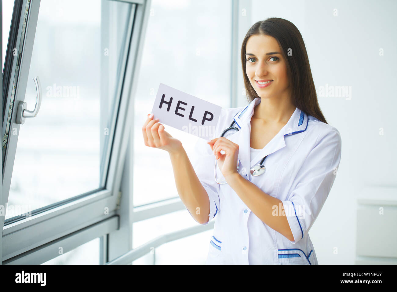Doctor holding a card with symbol Help, Medical concept Stock Photo - Alamy