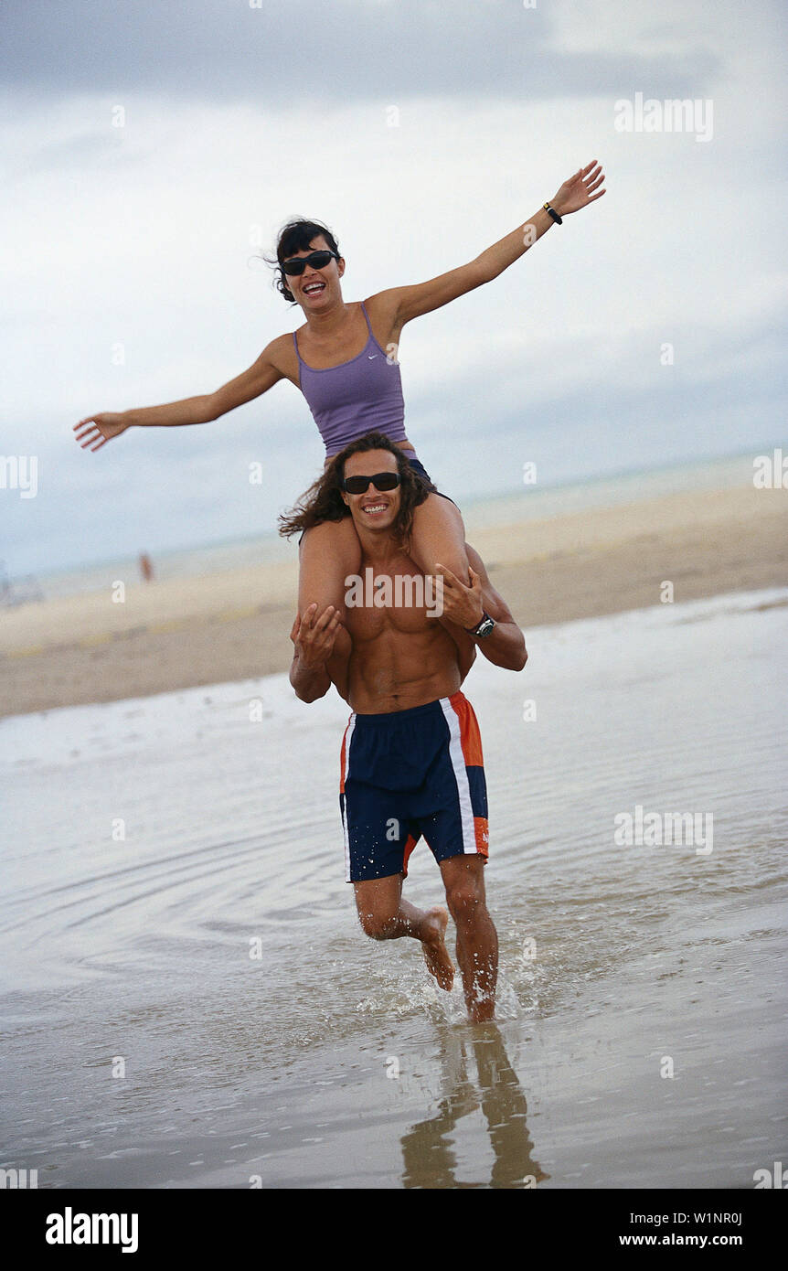 Paar am Strand, People Stock Photo - Alamy