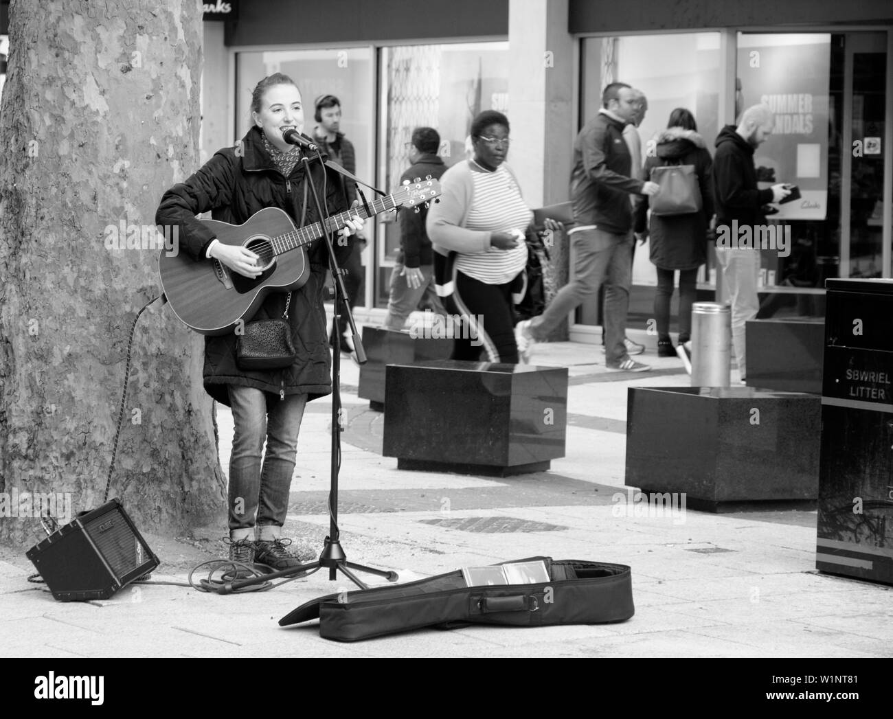 Young woman busker street musician hi-res stock photography and images ...