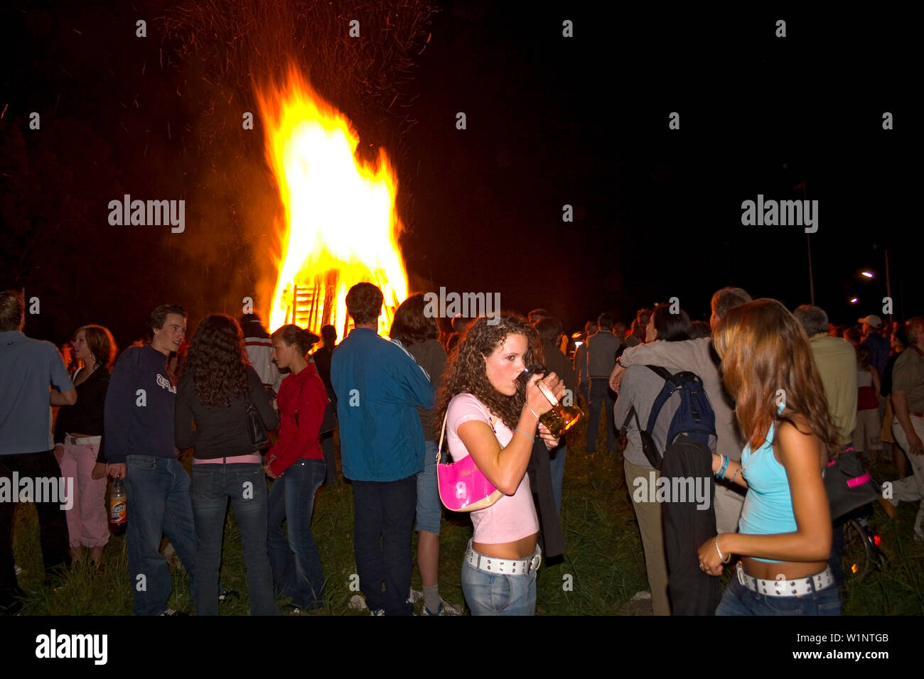 Young people at midsummernight fire, Upper Bavaria, Jugendliche bei ...