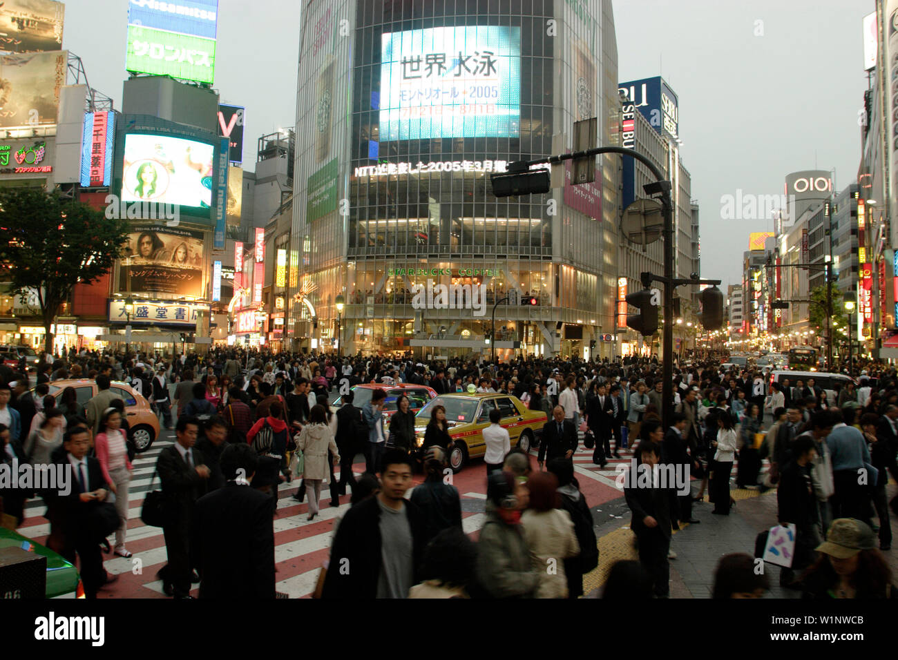 Business people, Rush-hour, large intersection in front of the Shibuya ...