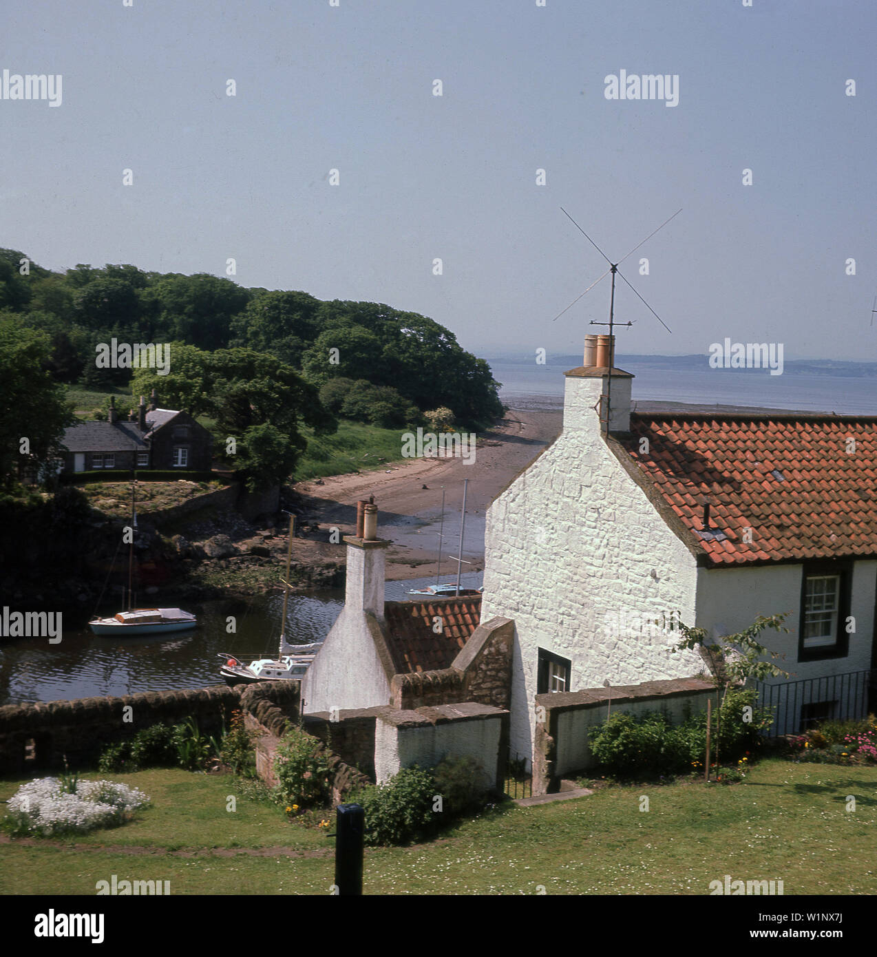 River almond scotland hi-res stock photography and images - Alamy