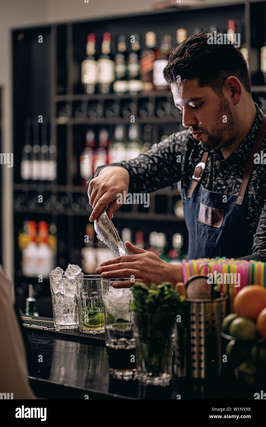Bartender pouring mojito hi-res stock photography and images - Alamy