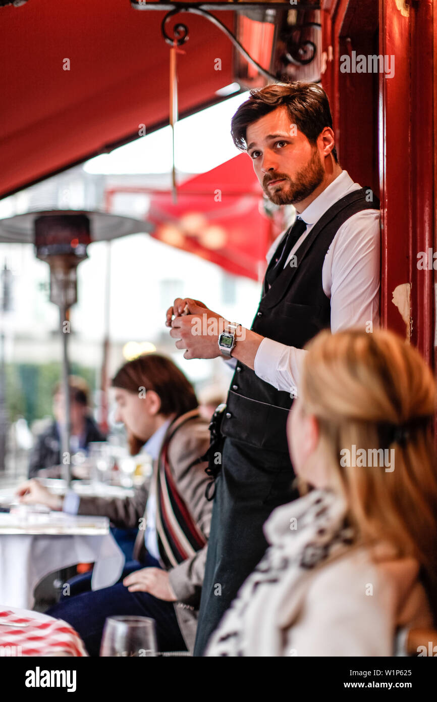 Restaurant waiters talking hi-res stock photography and images - Alamy