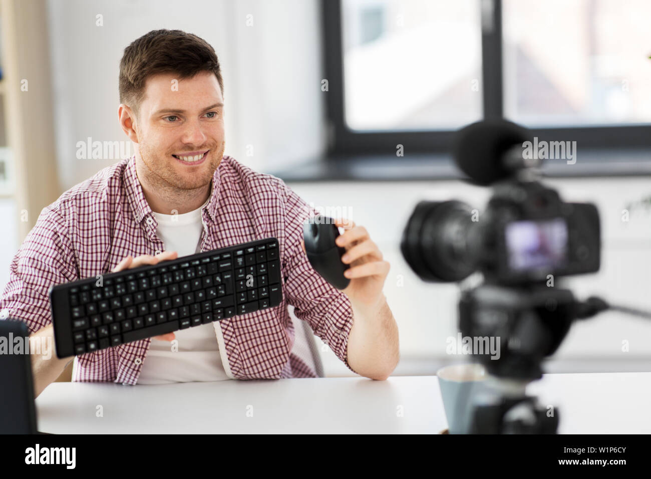 Man holding computer mouse hi-res stock photography and images - Alamy