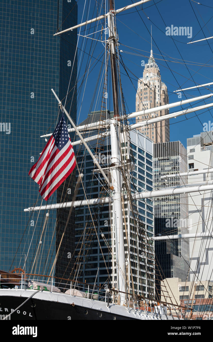 South street seaport museum building hi-res stock photography and ...