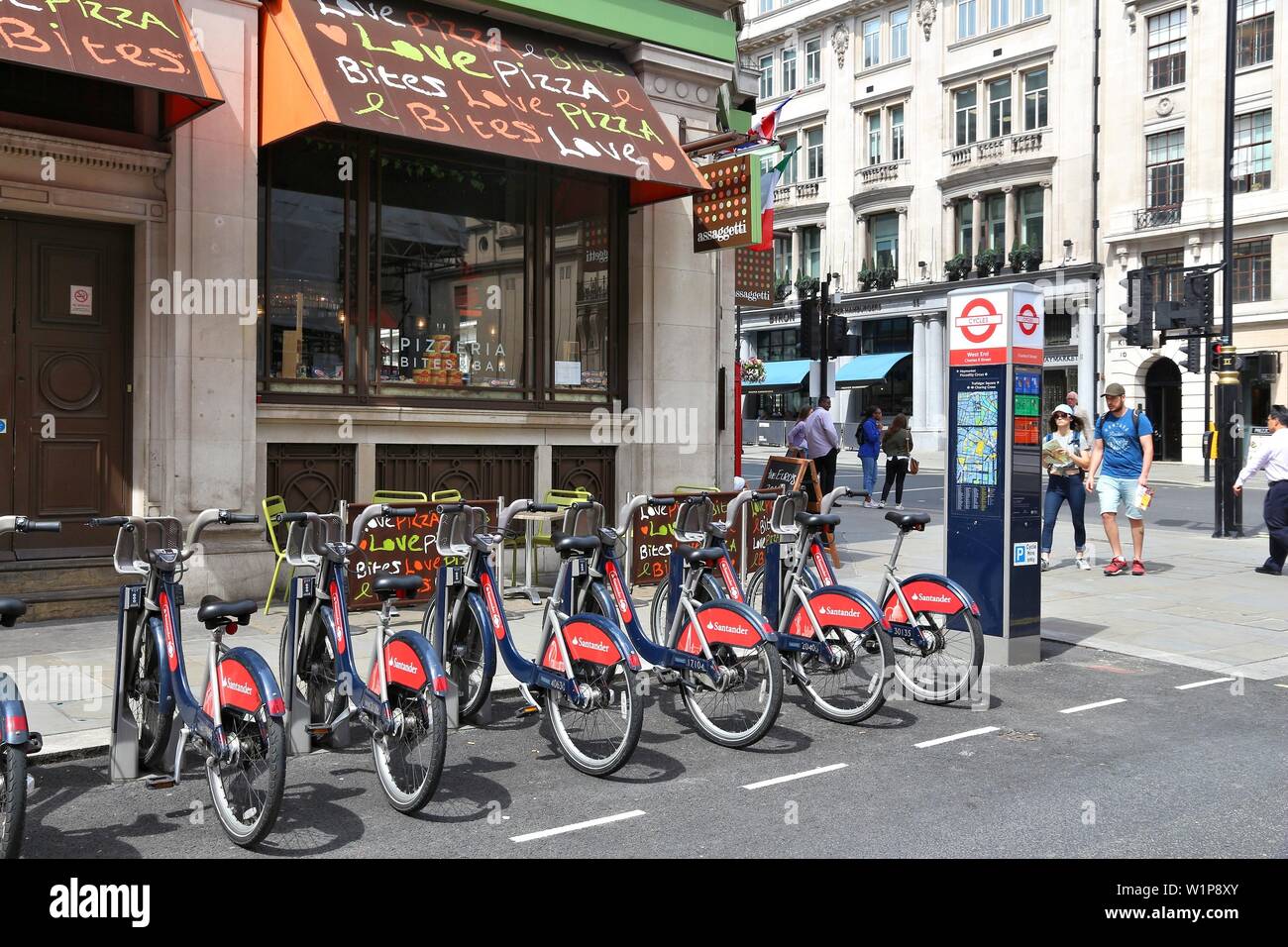 Santander bike fleet street hi-res stock photography and images - Alamy