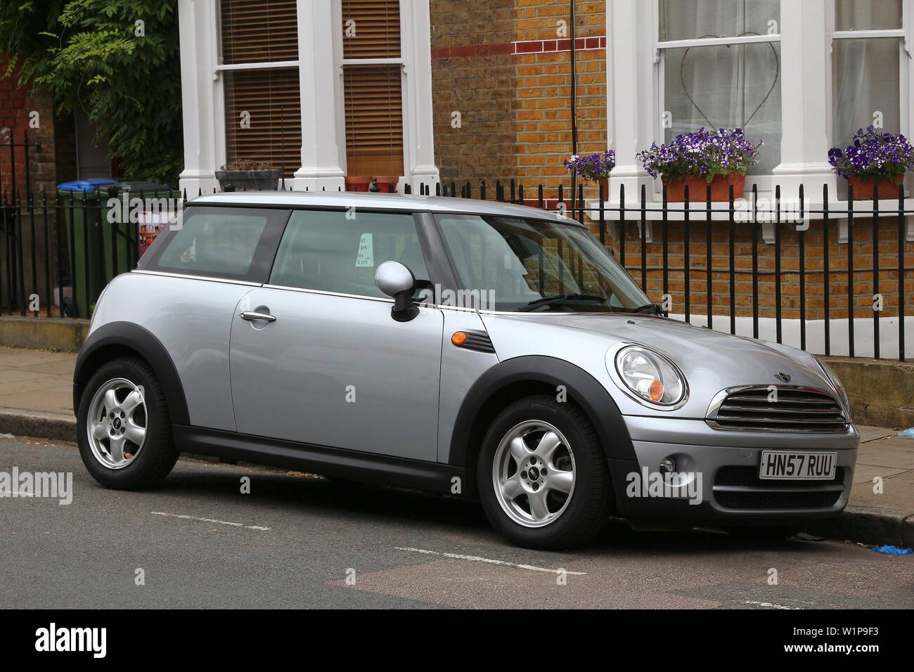 Mini cooper car silver hi-res stock photography and images - Alamy