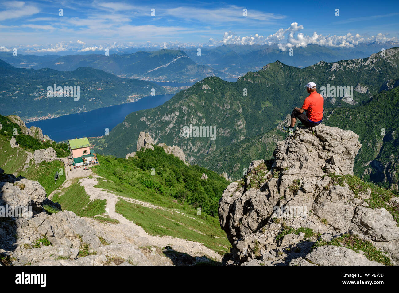 Sitting on ledge hi-res stock photography and images - Alamy