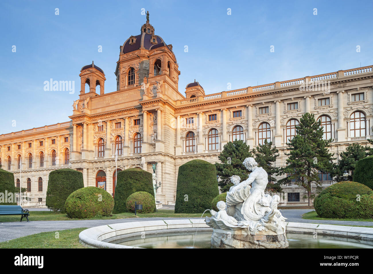 Art-history museum by the place Maria-Theresien-Platz in Vienna ...