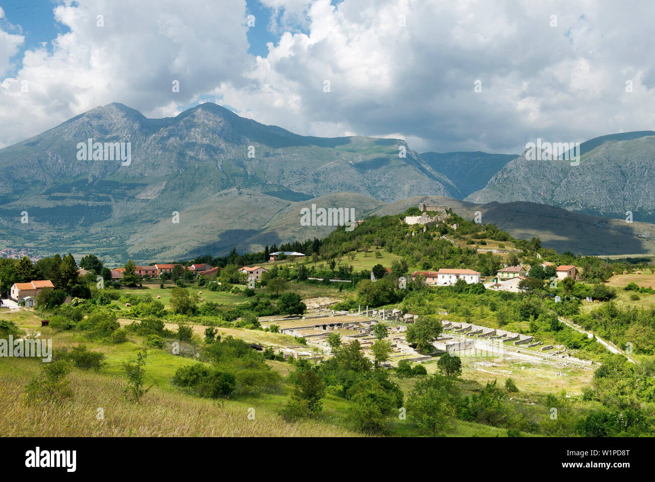 The ruins of the Roman settlement Alba Fucens Stock Photo - Alamy