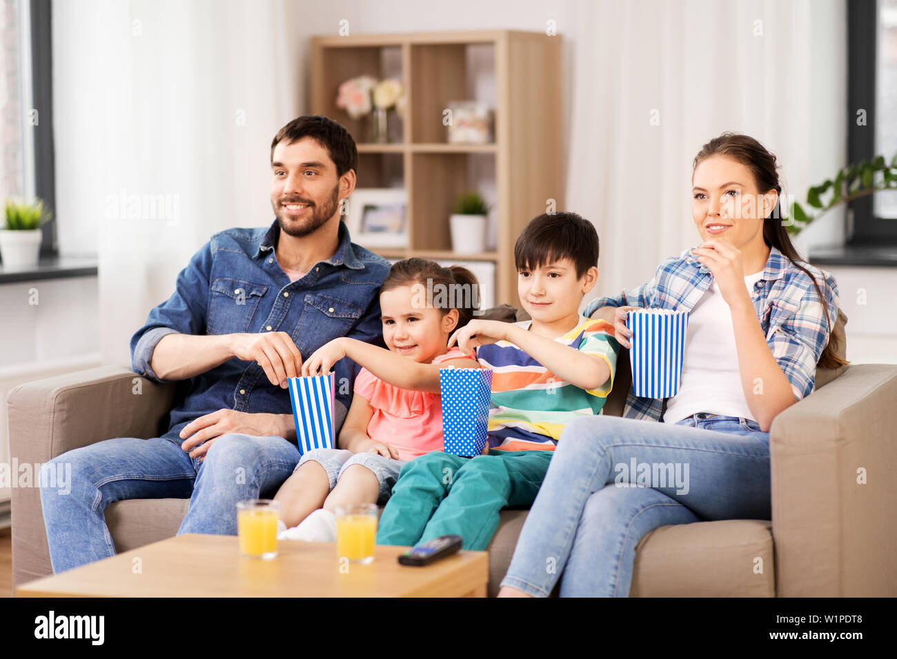 Girl eating popcorn family hi-res stock photography and images - Alamy