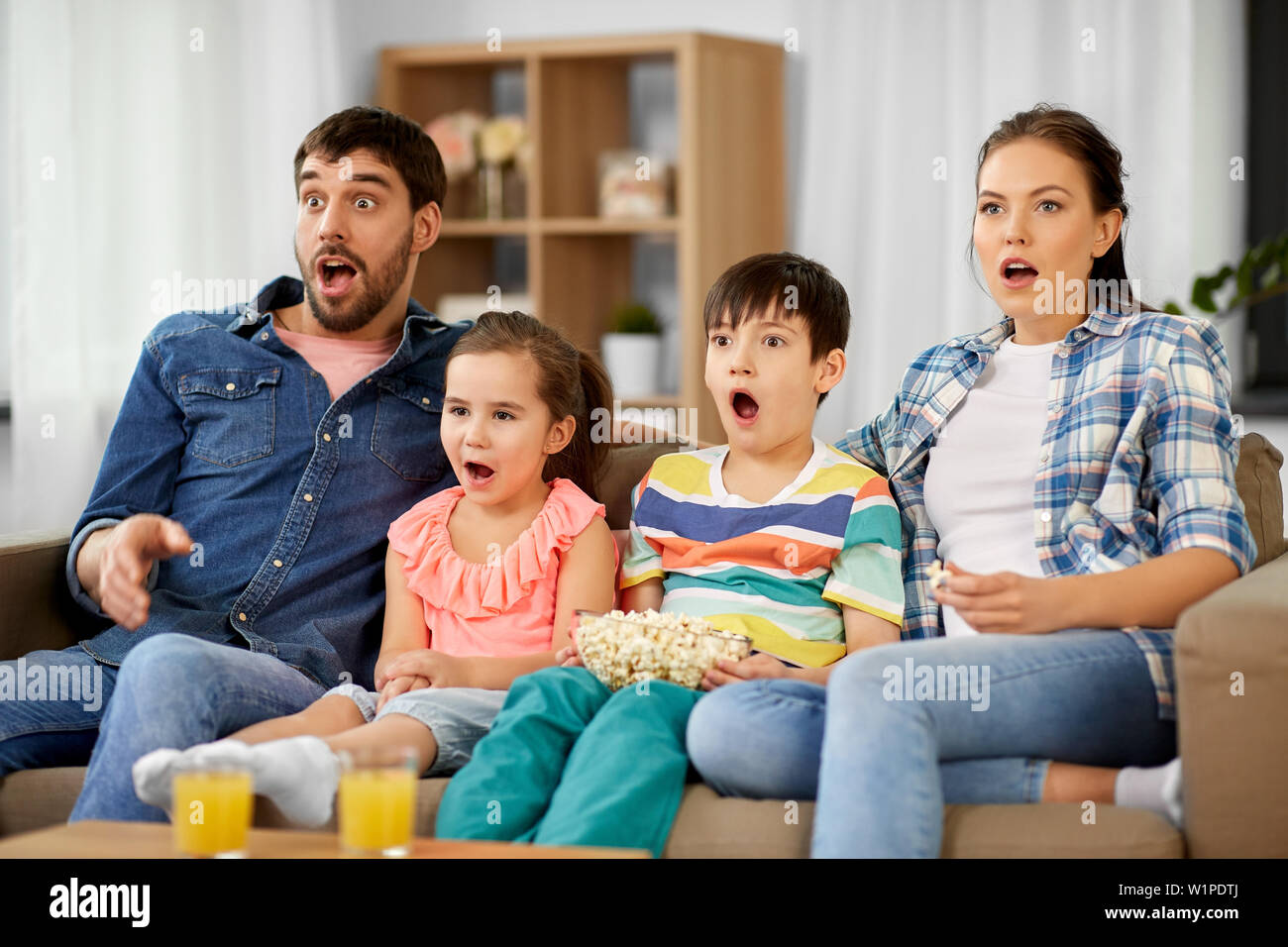 Father son daughter tv hi-res stock photography and images - Alamy