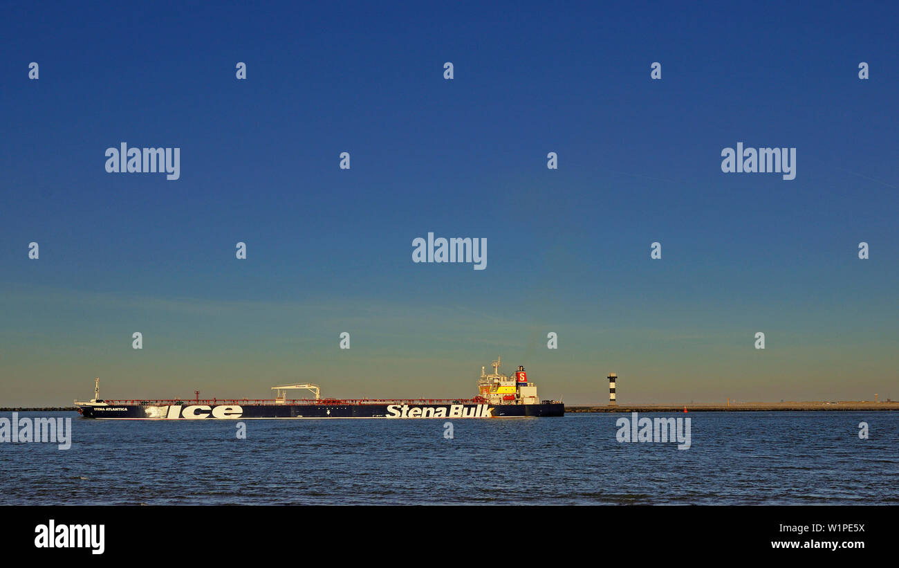 Oil tanker discharge hi-res stock photography and images - Alamy