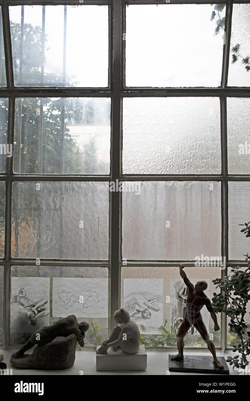 Artists window hi-res stock photography and images - Alamy