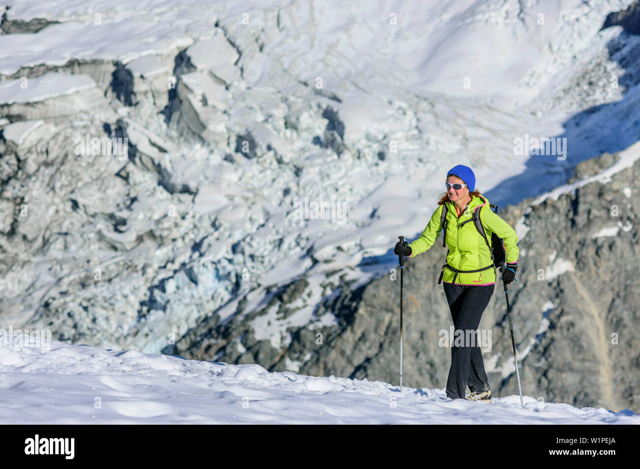 Woman hiking on snow towards Mueller Hut, glacier in background, Hooker ...