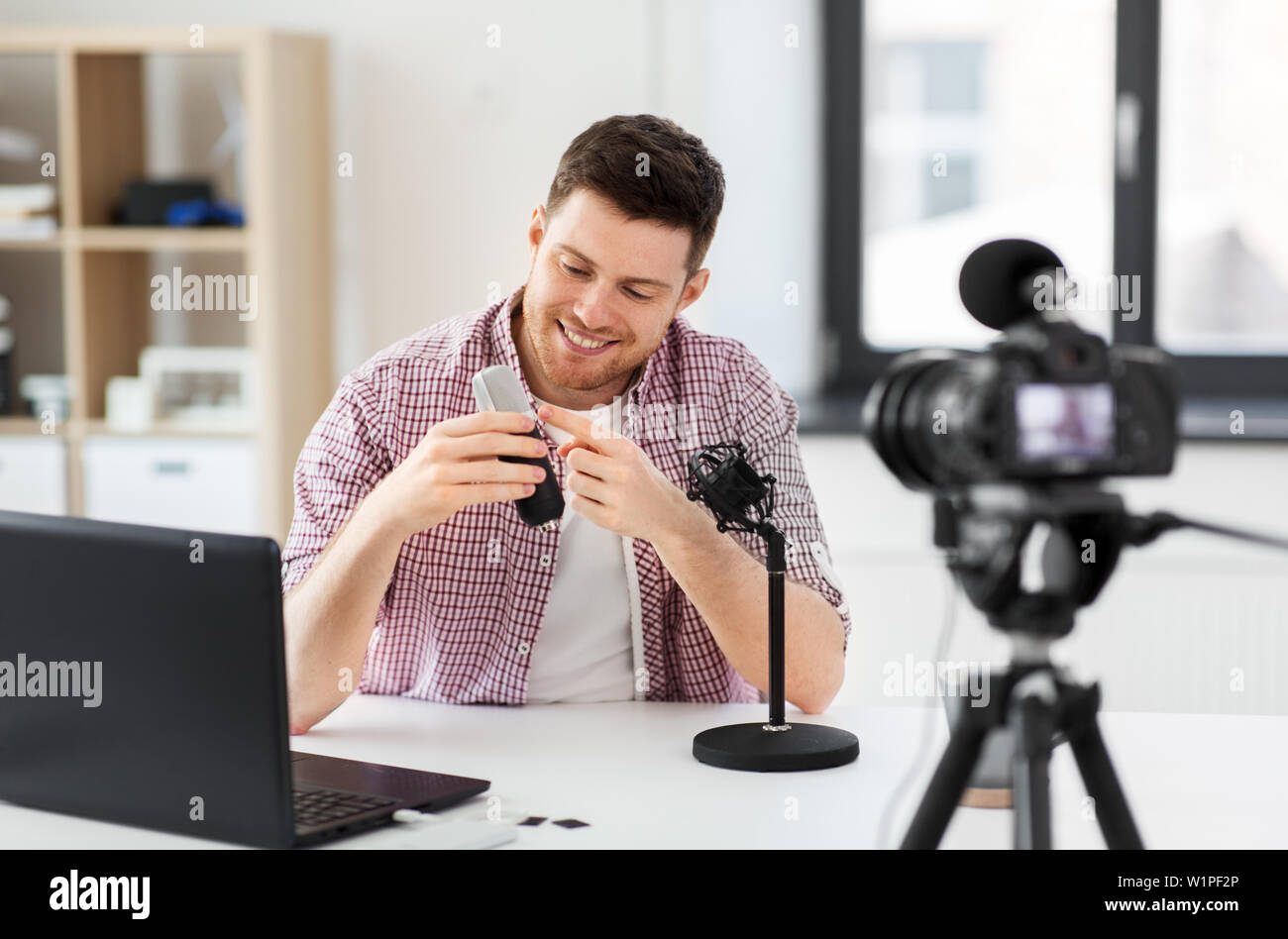 Blog microphone hi-res stock photography and images - Alamy