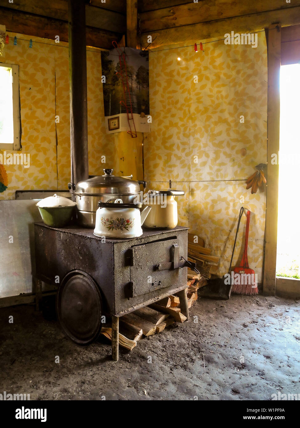 Empty pans hi-res stock photography and images - Alamy