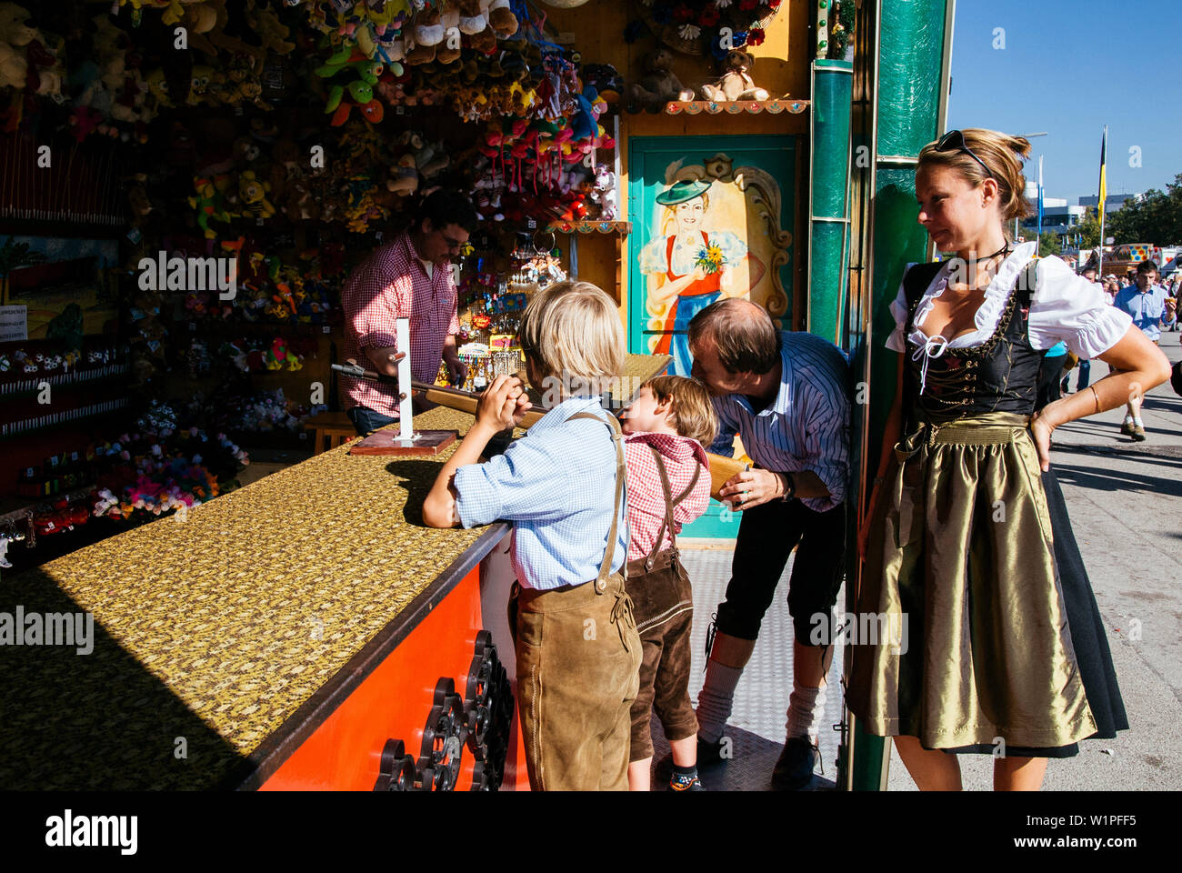 Man shooting family hi-res stock photography and images - Alamy