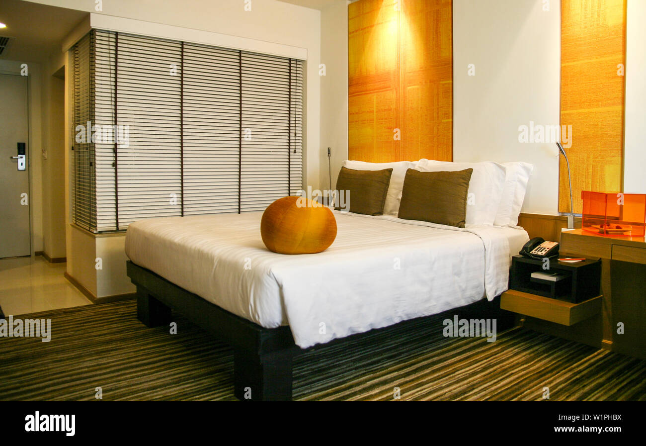 Modern and cozy bright hotel room Stock Photo - Alamy