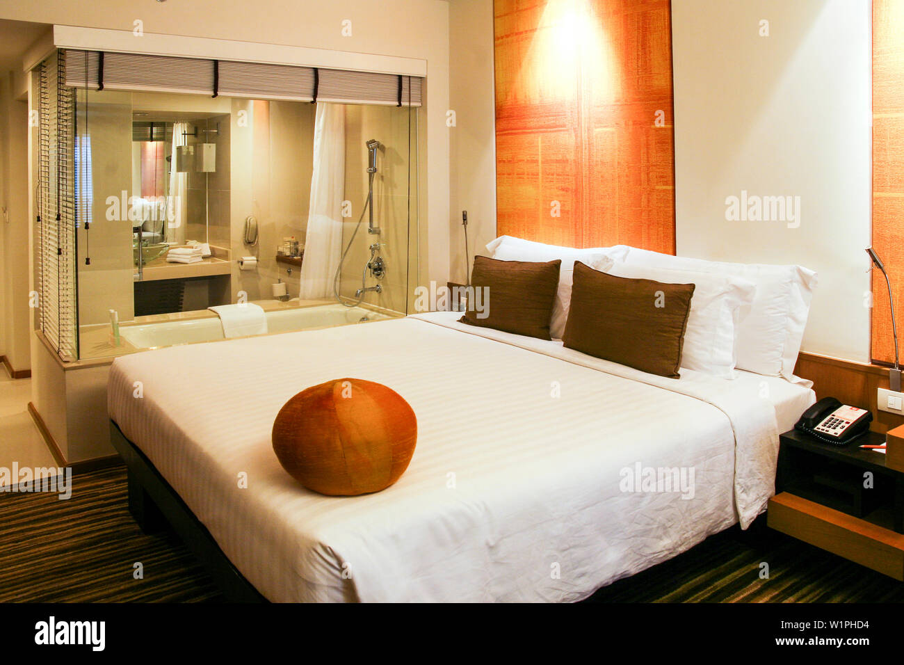 Modern and cozy bright hotel room Stock Photo - Alamy