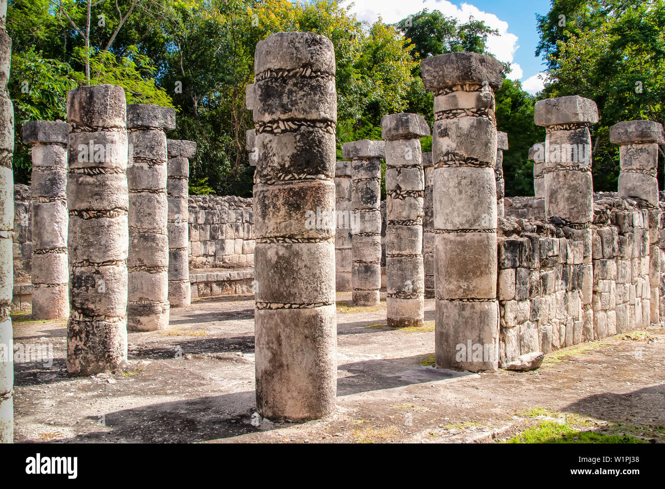 Group of 1000 columns hi-res stock photography and images - Alamy