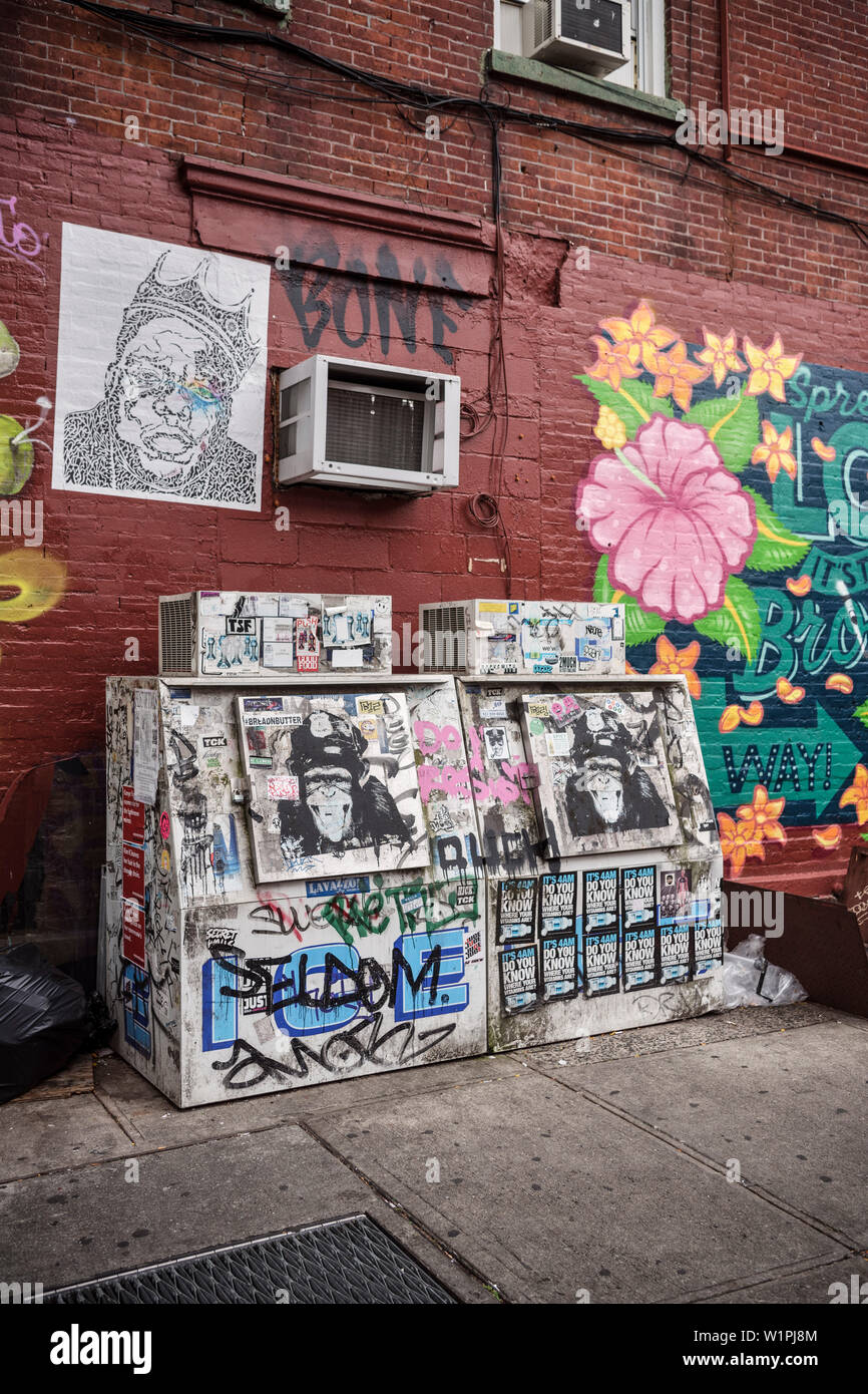 murals and streetart in the streets of Williamsburg, Brooklyn, NYC, New ...