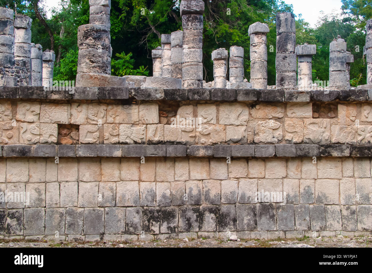 Group 1000 columns chichen itza hi-res stock photography and images - Alamy