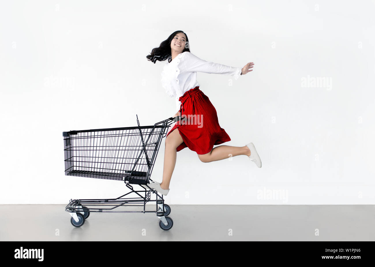 Target shopping cart hi-res stock photography and images - Alamy
