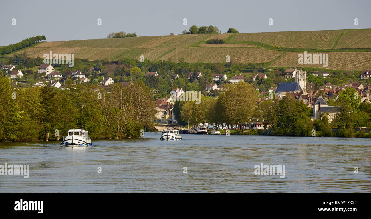 Houseboats on the river Yonne near Joigny , Departement Yonne ...