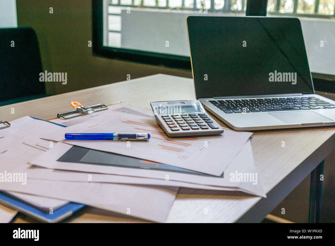 Unorganized desk hi-res stock photography and images - Alamy