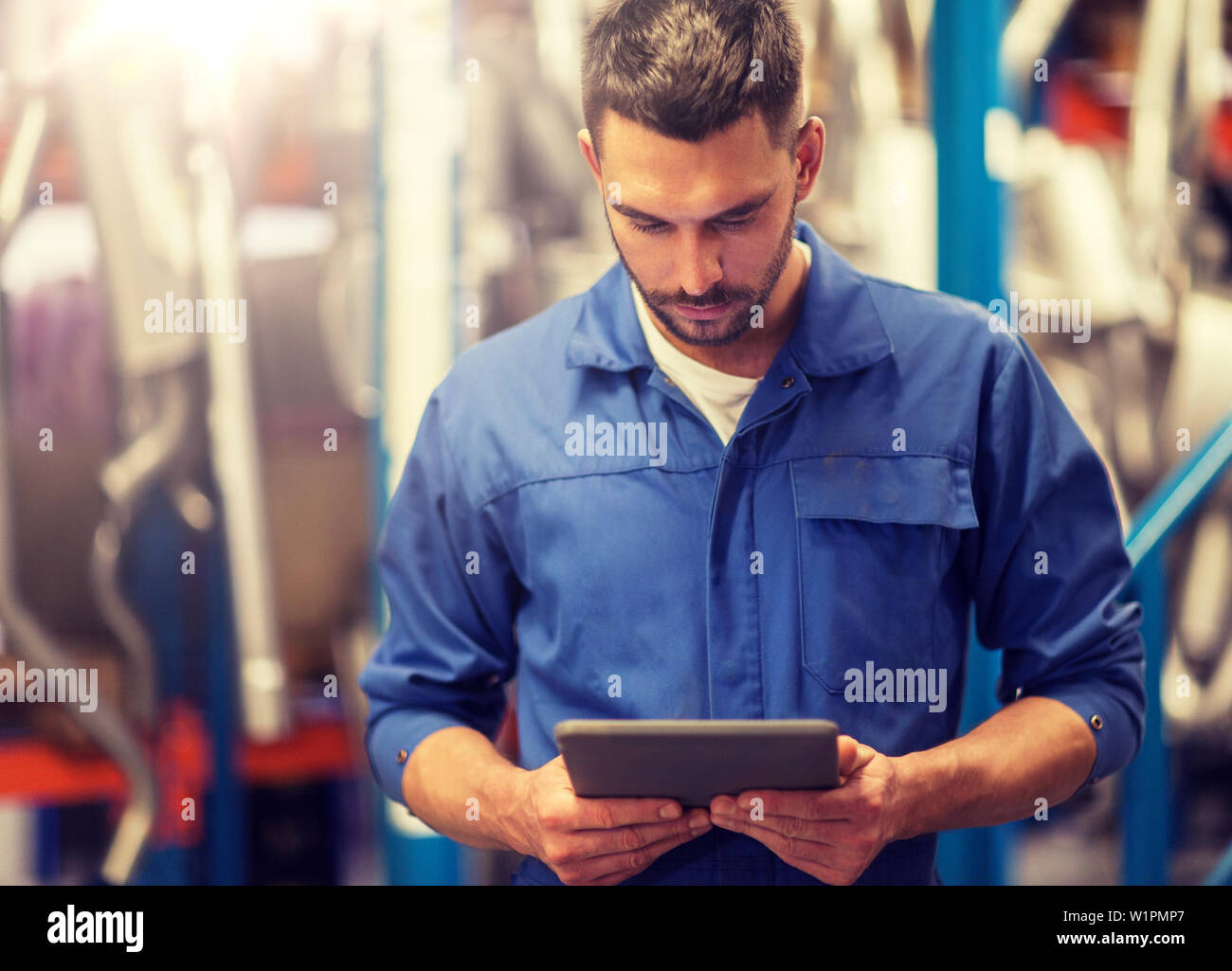 Auto mechanic smith tablet hi-res stock photography and images - Alamy