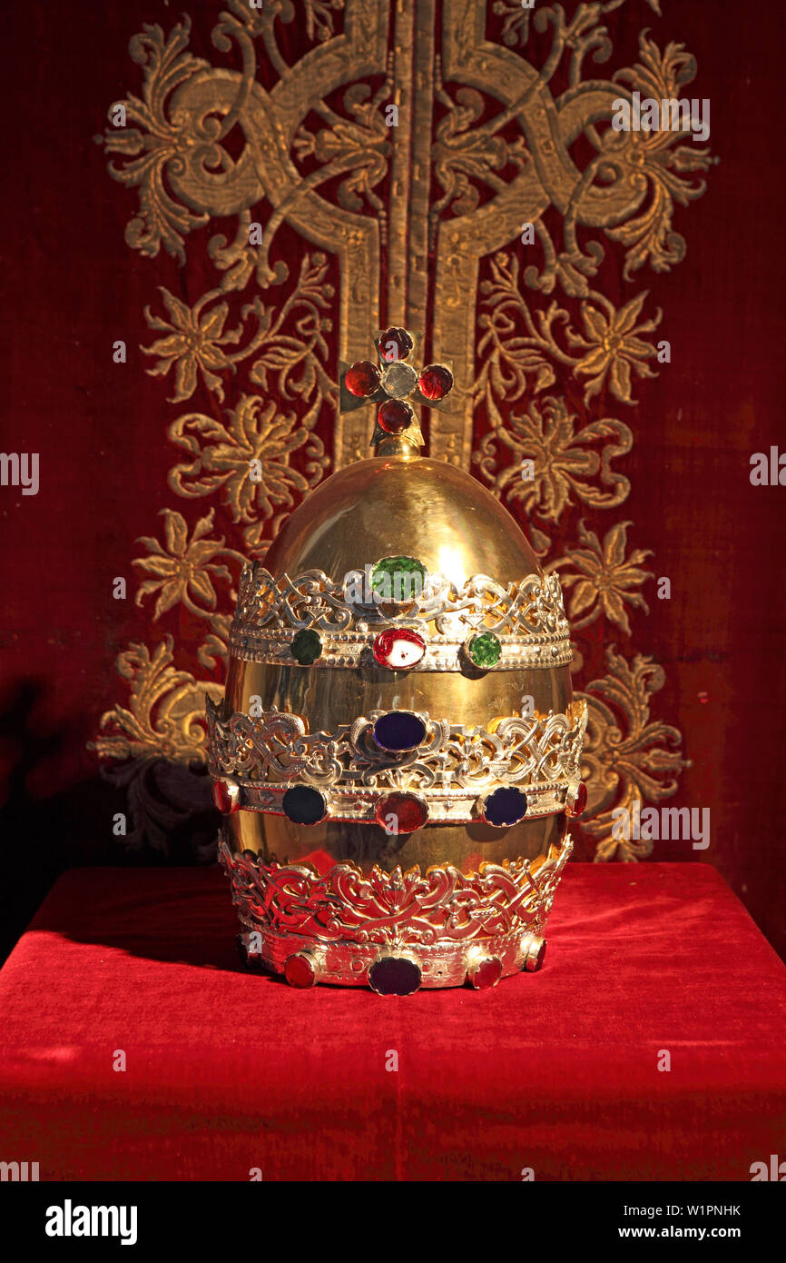 Golden metal alter hi-res stock photography and images - Alamy