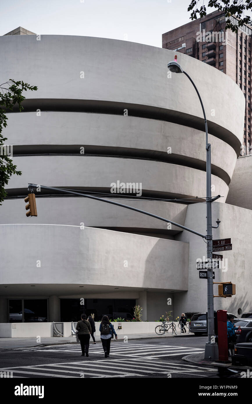 Exterior of the Guggenheim Museum, Frank Lloyd Wright, Upper East Side ...