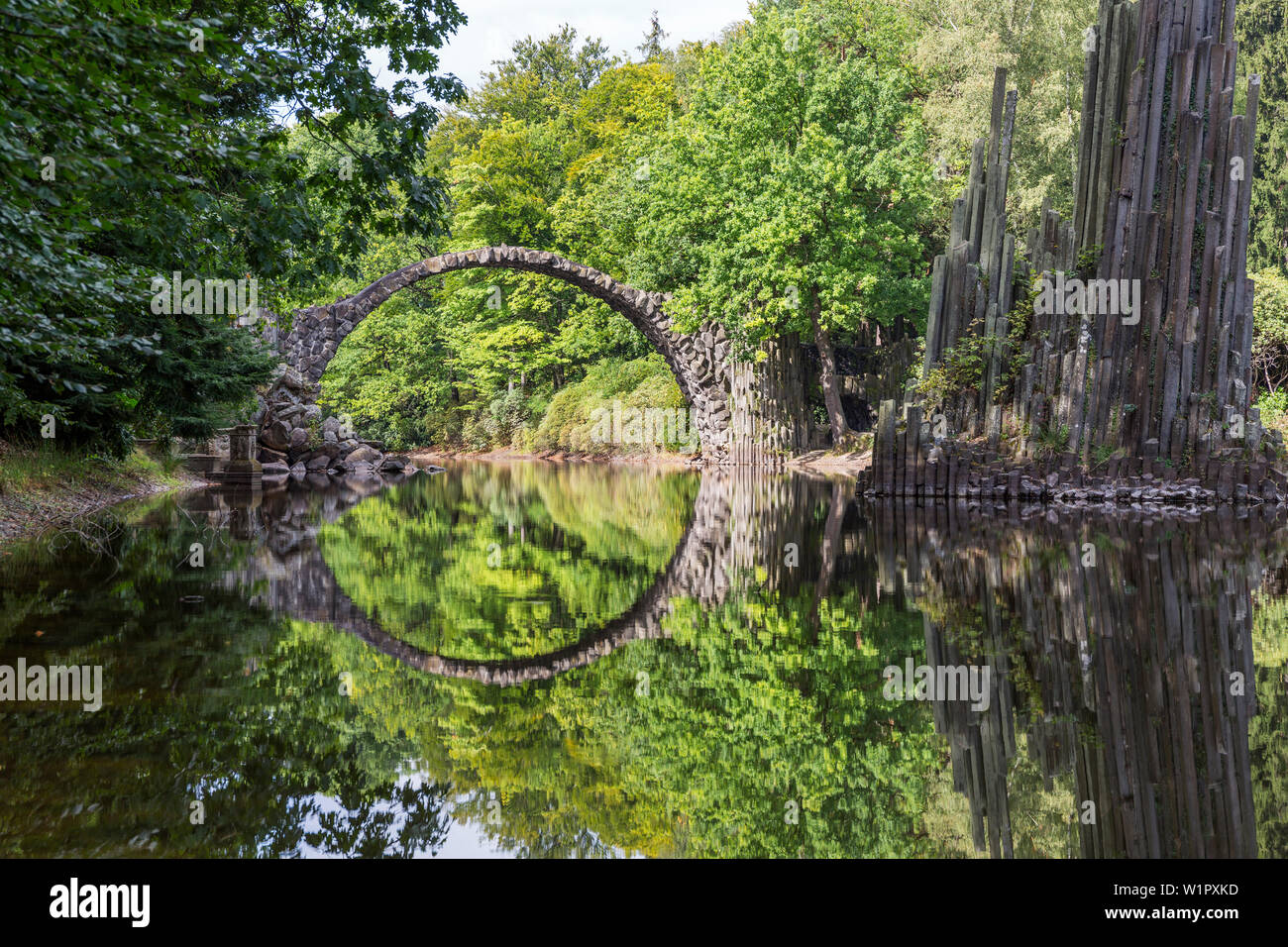 Rakotz bridge over lake Rakotz in rhododendron Park Kromlau, Saxony ...