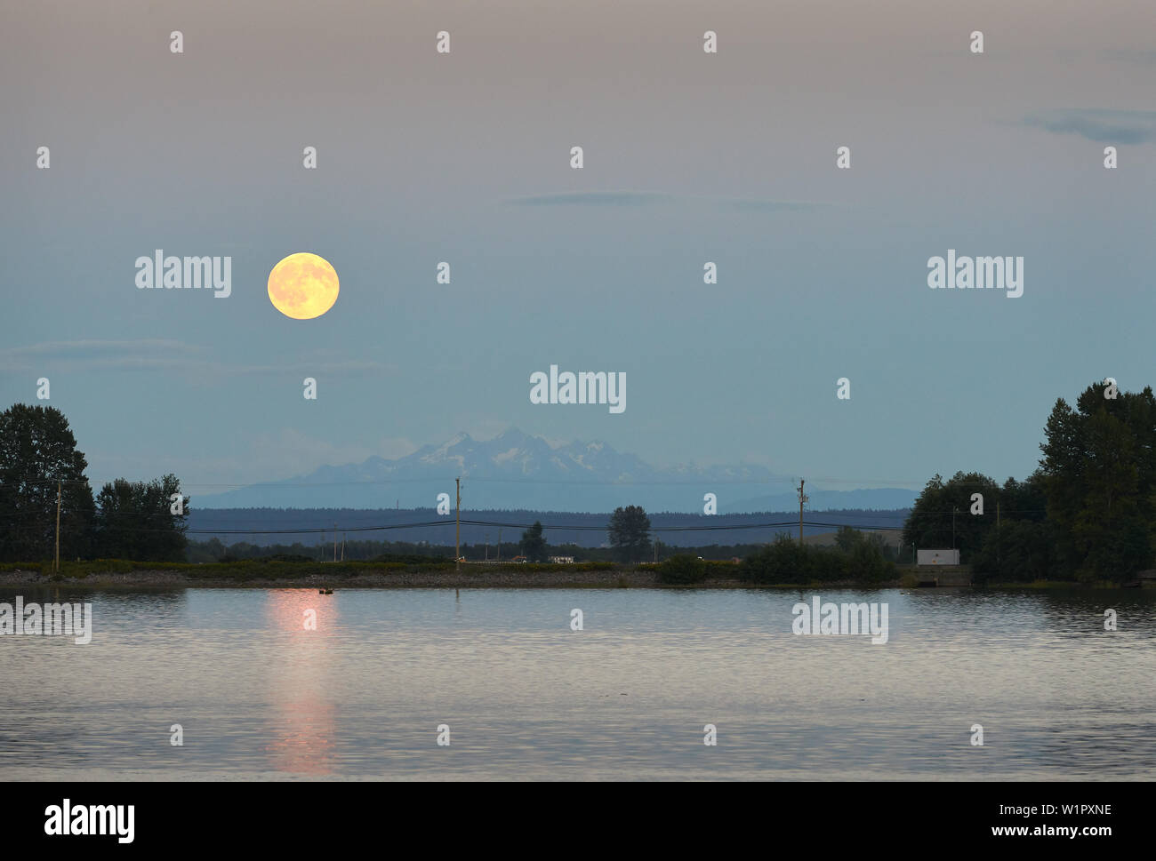 Full Moon over Cascade Range. Moonrise on the Fraser River in Richmond ...