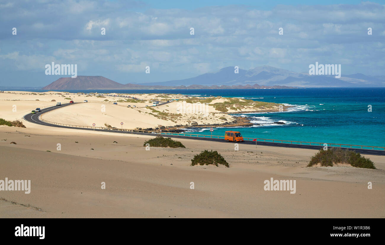 Parque Natural de las Dunas de Corralejo, Fuerteventura, El Jable, Lanzarote in the background ...