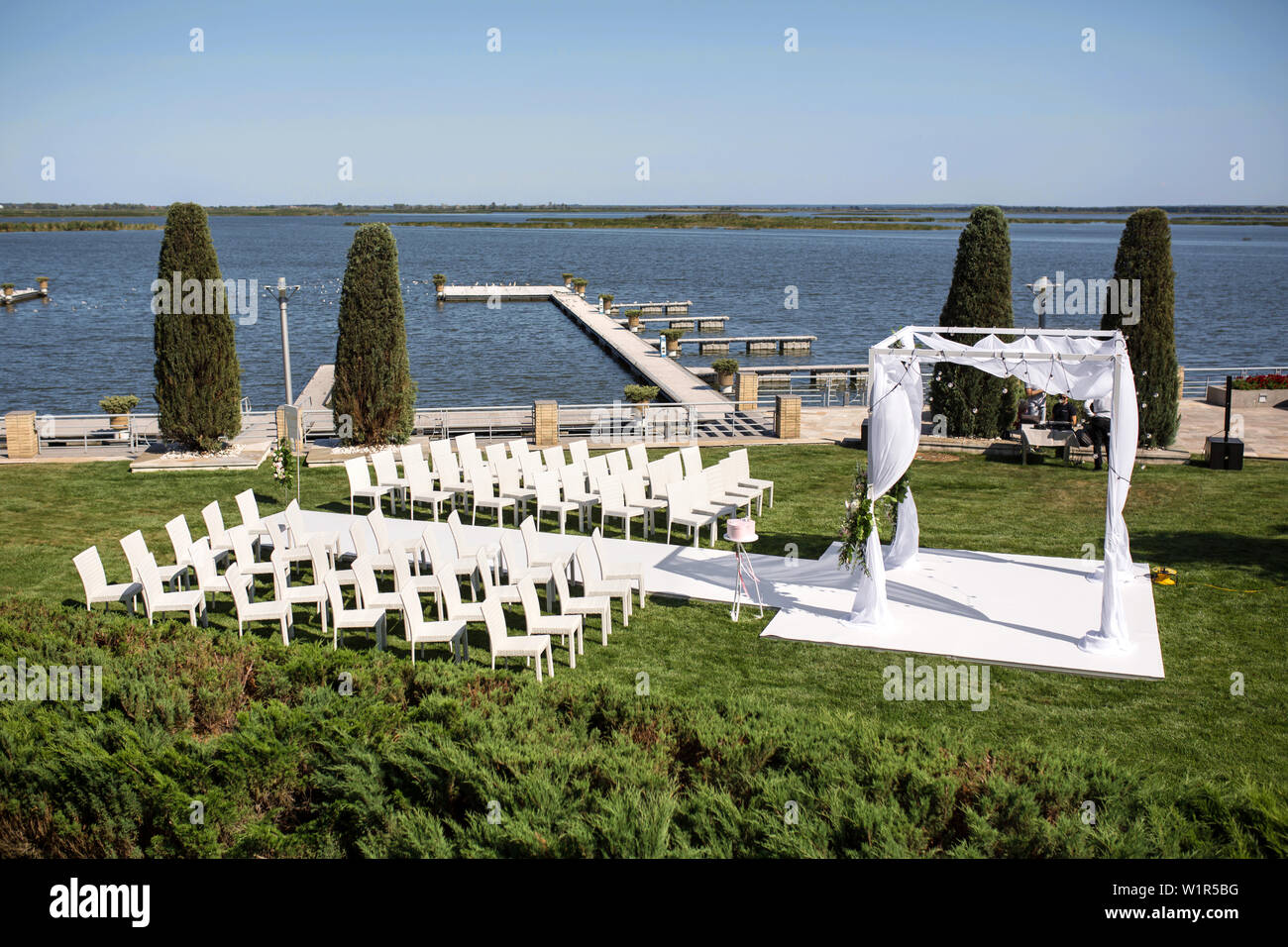 Beautiful outgoing wedding set up. Jewish Hupa on romantic wedding ...
