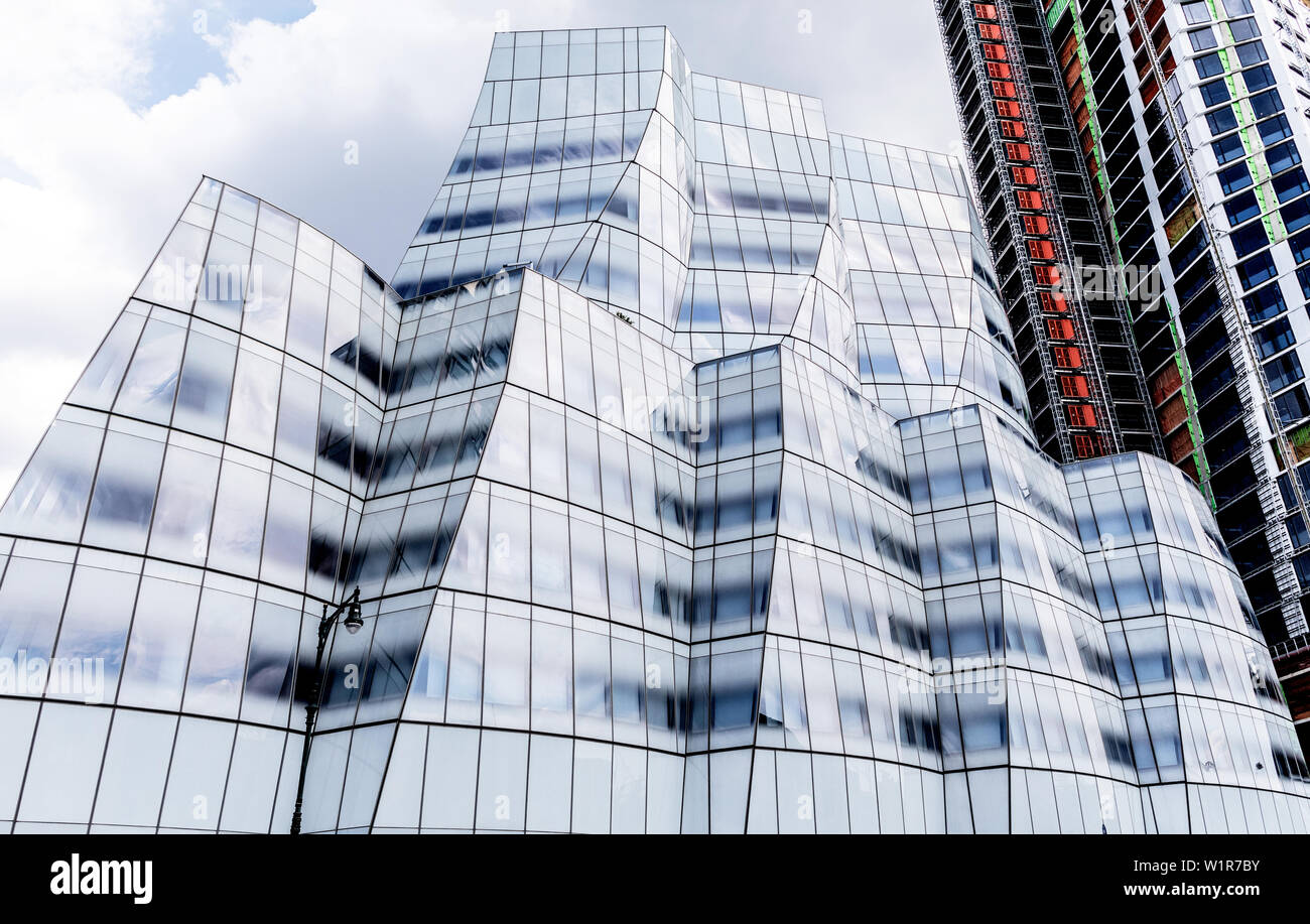 Frank gehry designed hi-res stock photography and images - Alamy