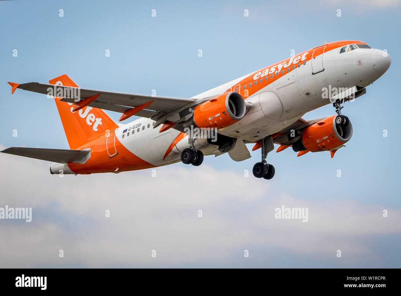 Aircraft take off gatwick uk hi-res stock photography and images - Alamy
