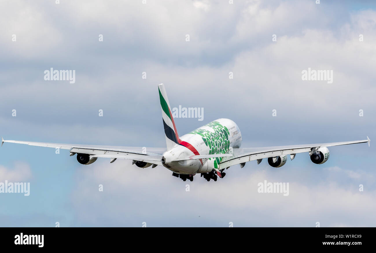 Emirates Airlines Logo High Resolution Stock Photography and Images - Alamy
