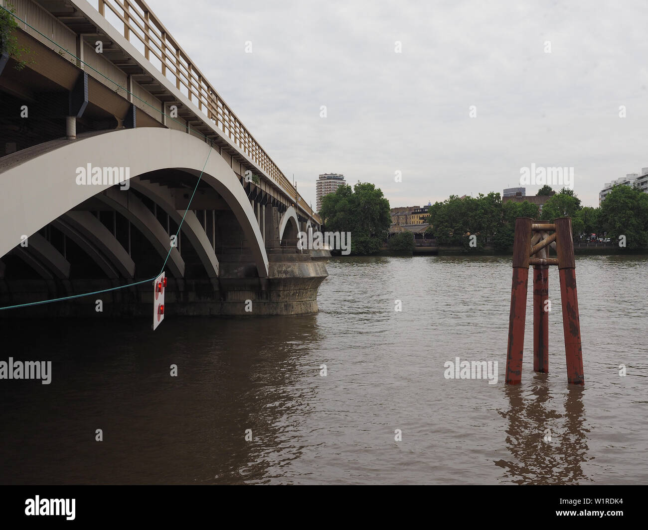 Grosvenor Bridge (aka Victoria Railway Bridge) crossing River Thames in ...